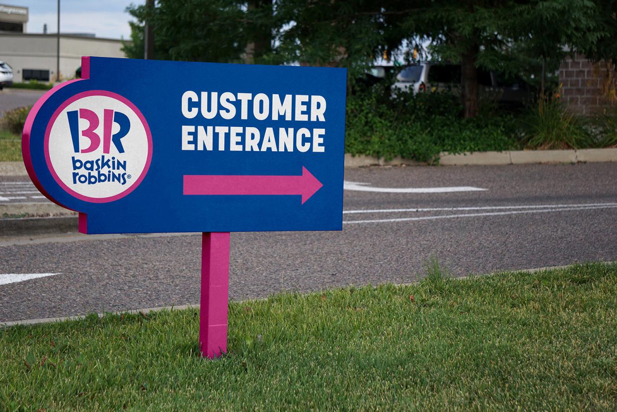 Free Entrance / Direction Sign Mockup PSD - Designbolts
